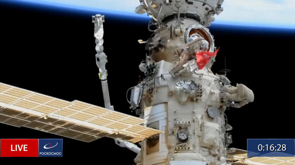 Deux cosmonautes russes déploient un drapeau soviétique lors d’une ...