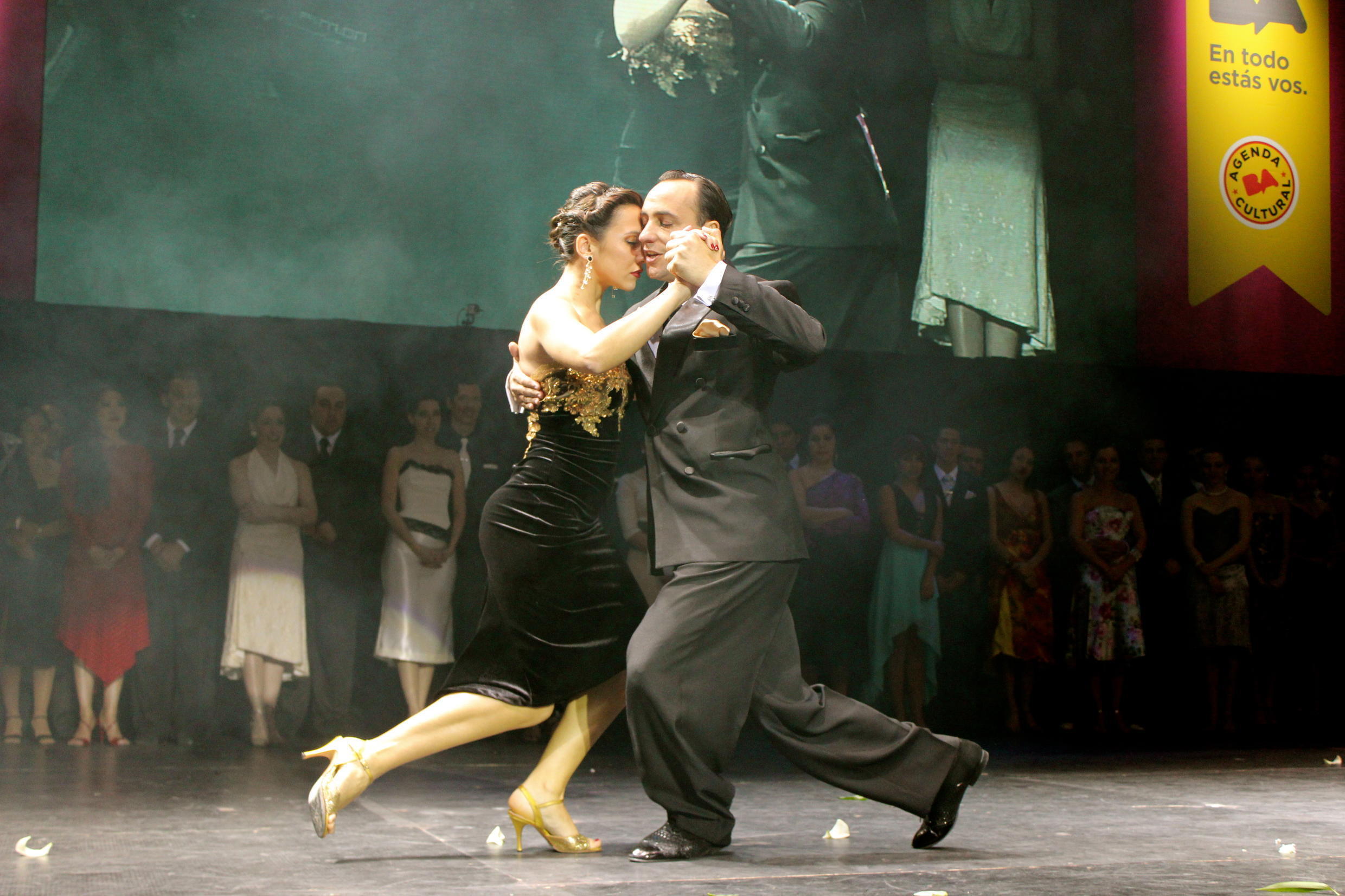 Sex và Tango, càng mờ ánh đèn càng trúng tim đen - Tạp chí văn hóa