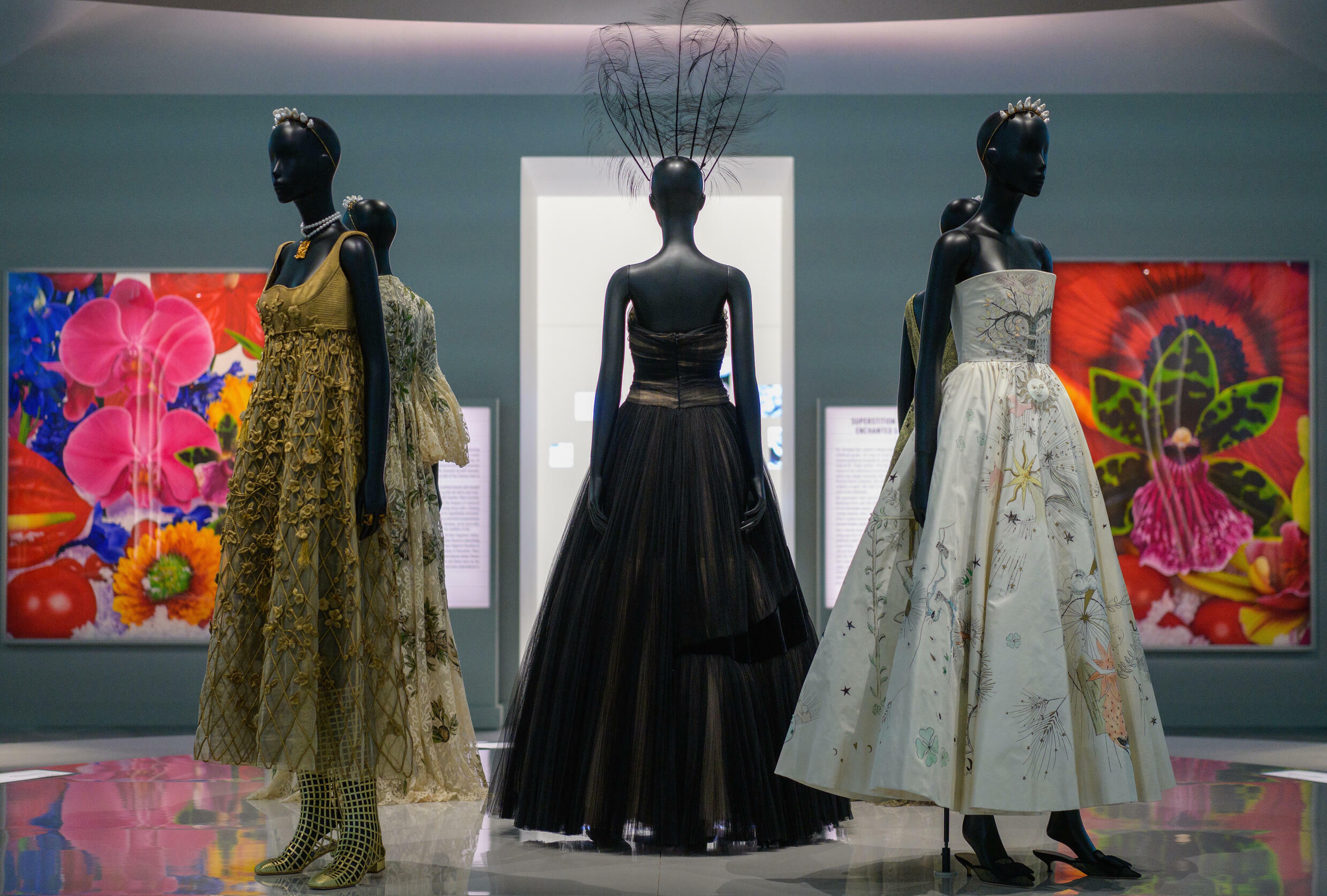 New York exhibition celebrates Dior's American influence - RFI