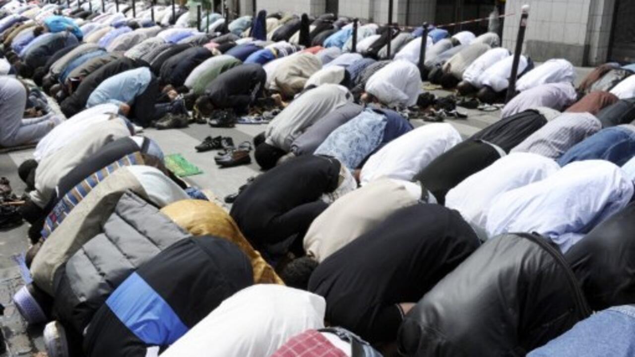 A Paris, une solution transitoire pour mettre fin aux prières de rue ...