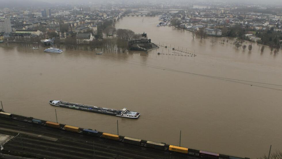 Barco com 2,4 toneladas de ácido sulfúrico naufraga no rio Reno