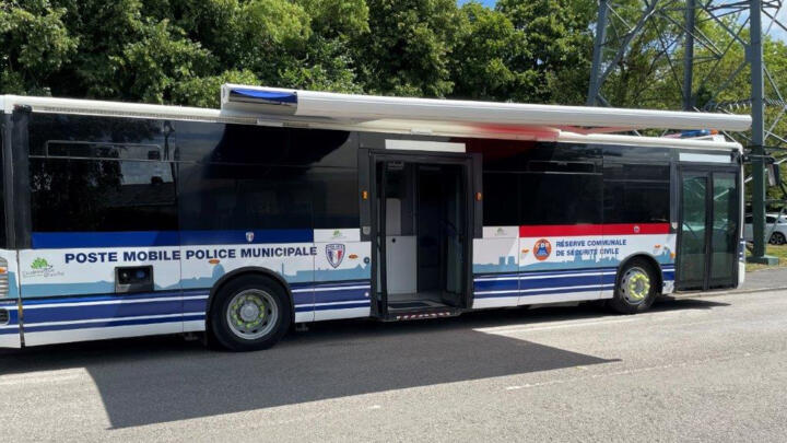 Les bus [1/5]: un commissariat de police ambulant dans le Nord ...