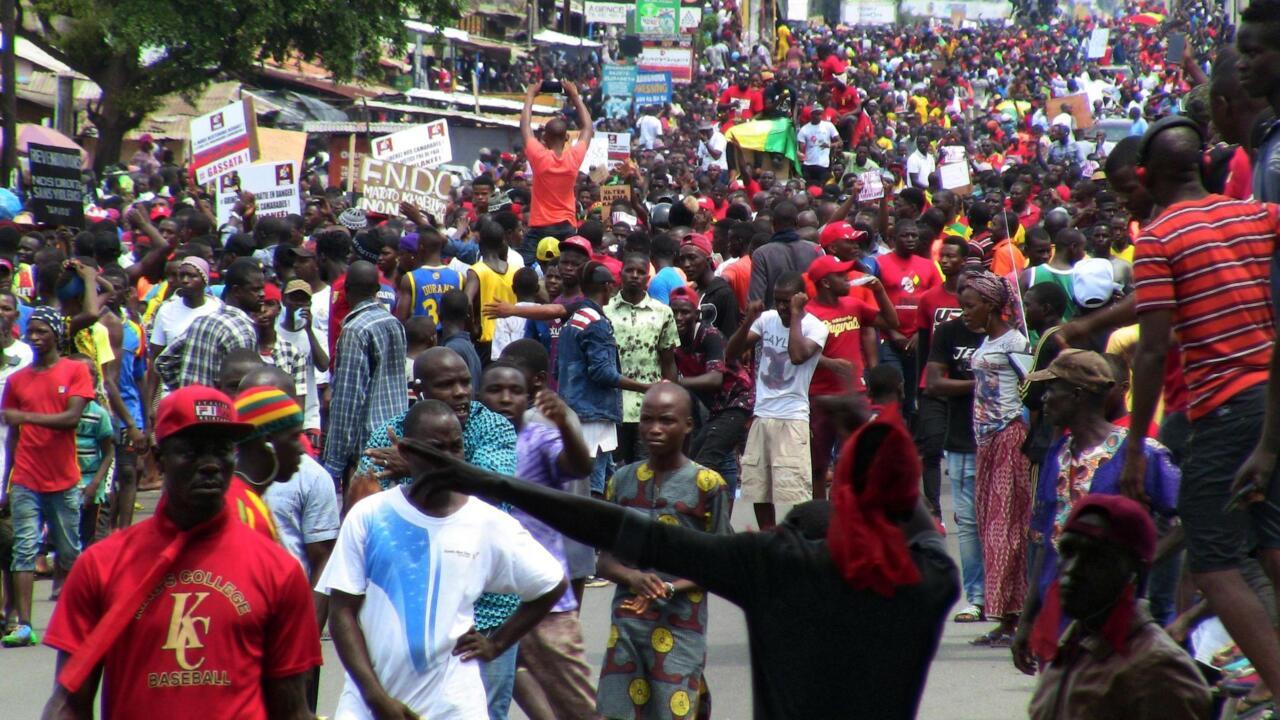 Thousands protest in Guinea over possible Condé presidential bid - RFI