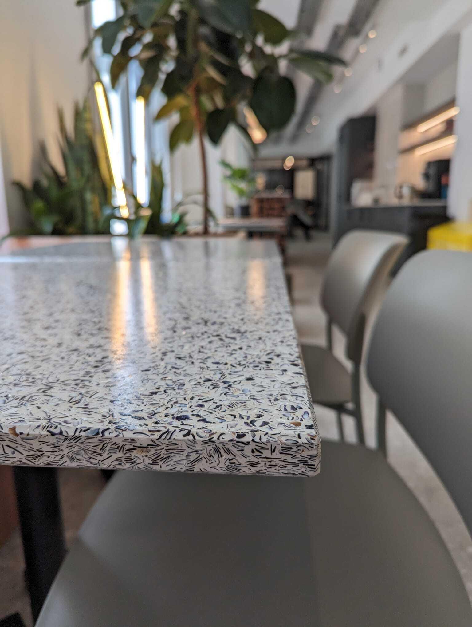 Ostrea design: quatre amis dans le milieu de l’éco-matériau minéral ...