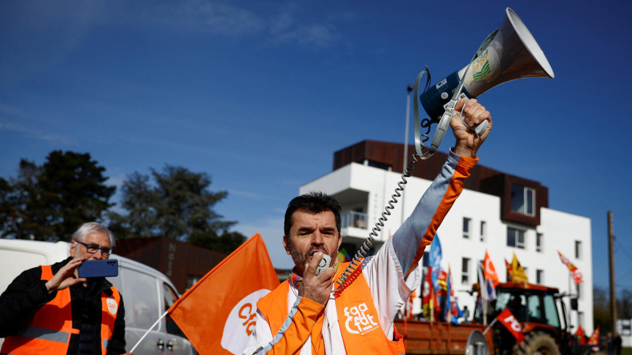 Why French trade unions wield political clout despite low membership - RFI