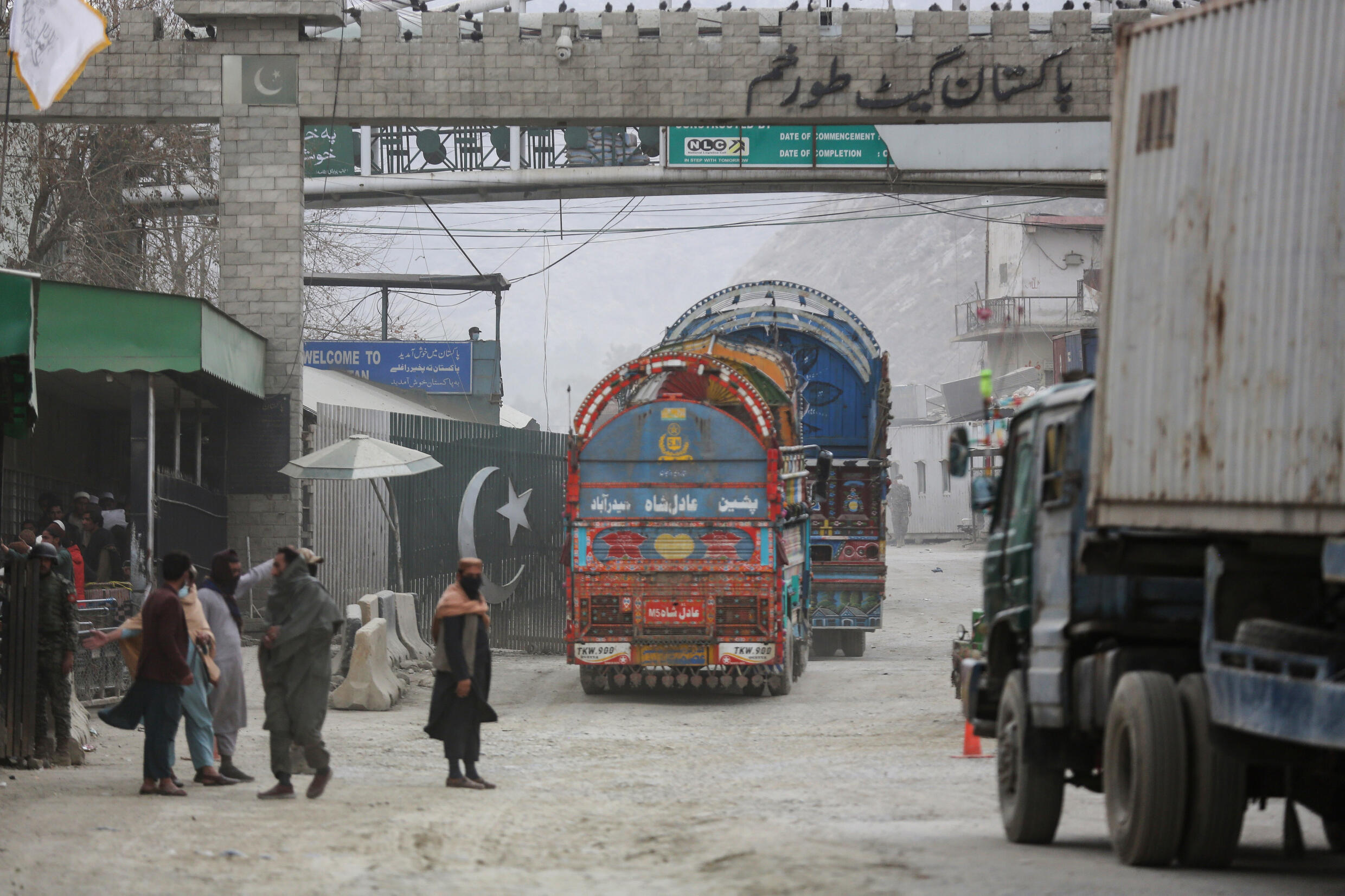 Trade resumes as key Afghan border crossing with Pakistan reopens