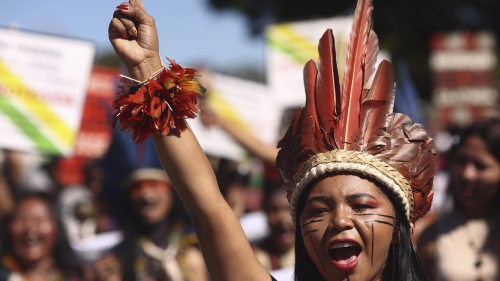 Brésil: des milliers d'indigènes manifestent pour la protection de ...