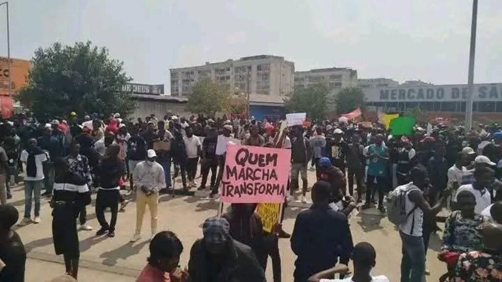 Angola: polícia reprime protesto contra novos preços de taxi com ...