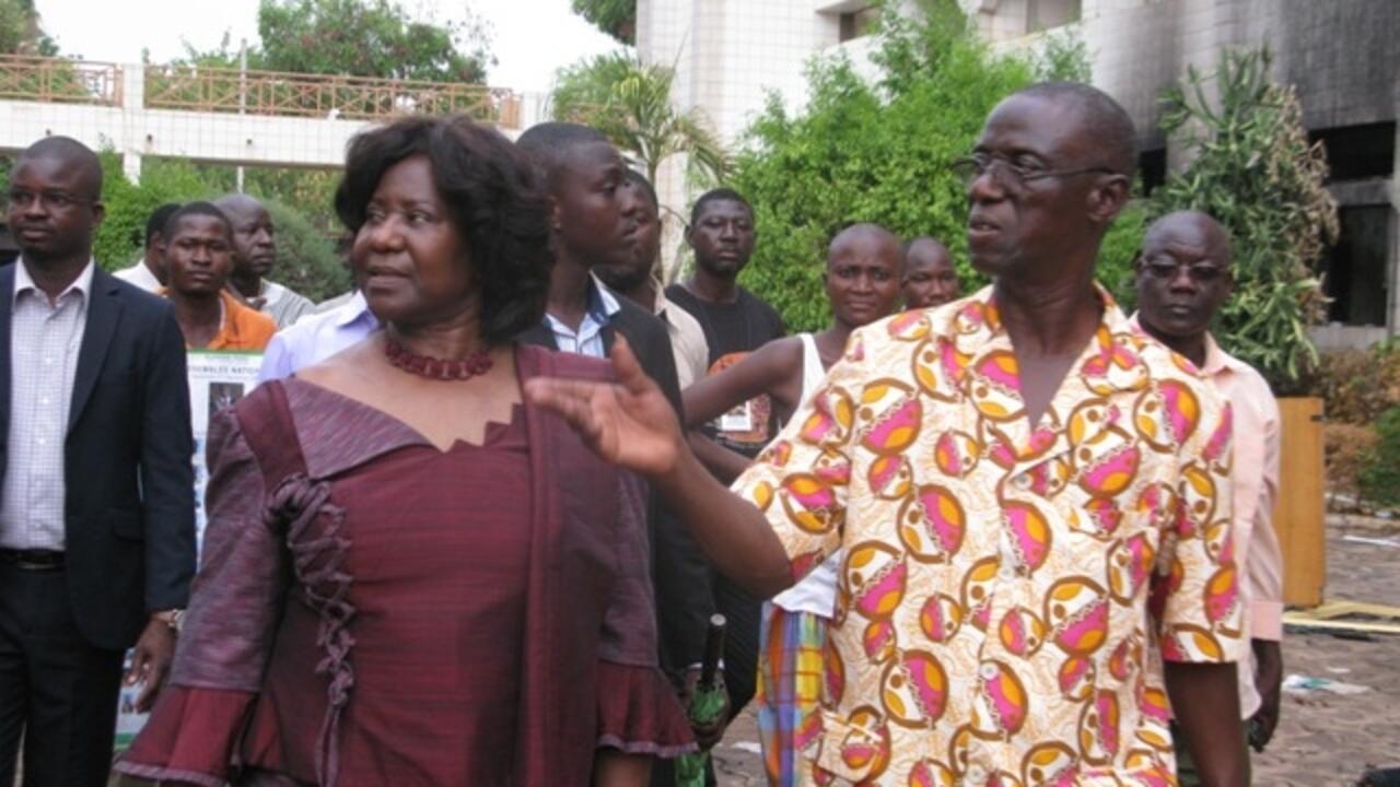 Mariam Sankara sur les ruines de l'ancienne Assemblée du Burkina