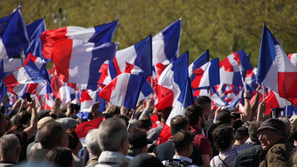 Slideshow: Le Pen supporters gather in Paris, turning a protest into a ...