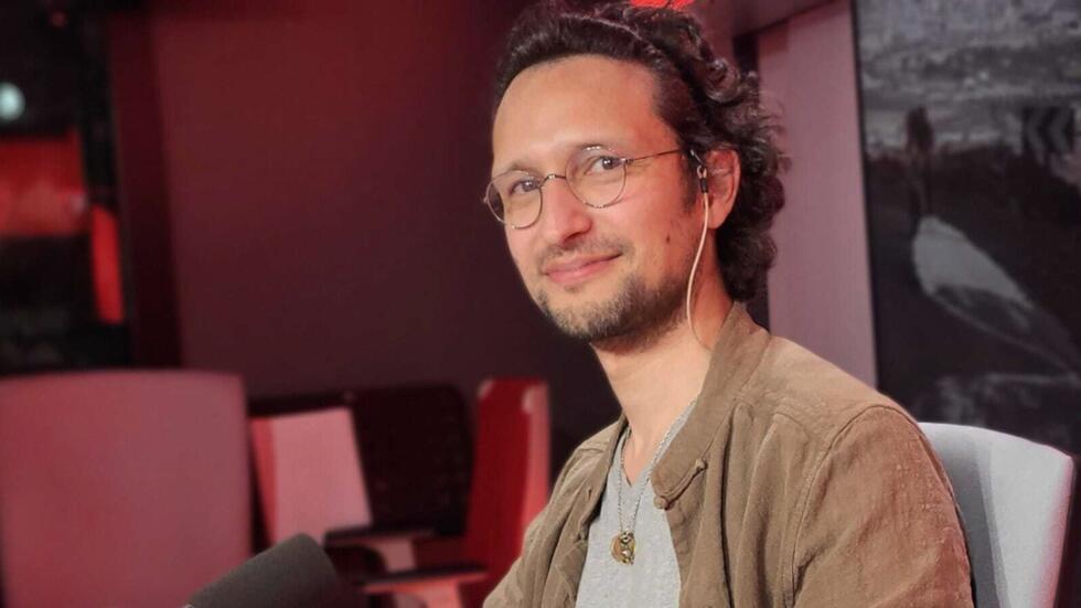 El artista colombiano Marcos Ávila Forero lleva su cayuco a la isla de ...