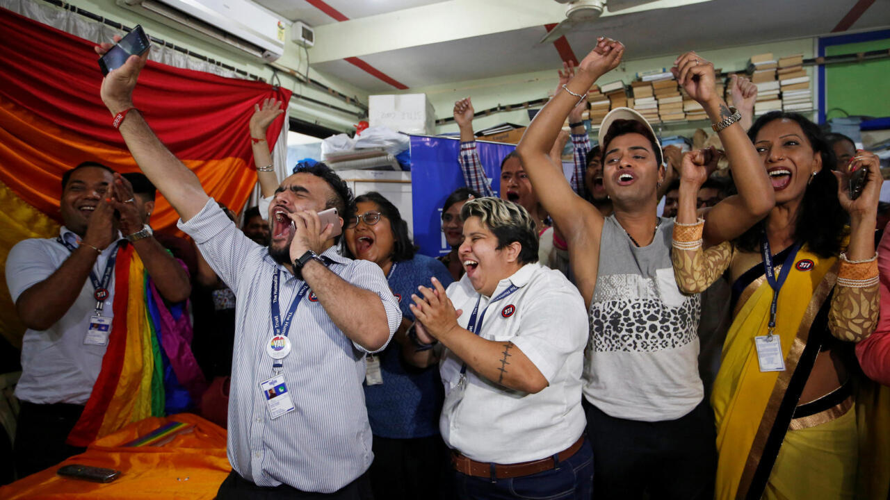 Comunidade LGBT comemora descriminalização da homossexualidade na Índia