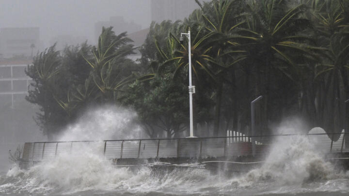 Tufão Matmo atinge o sul da China e centenas de milhares de pessoas são ...