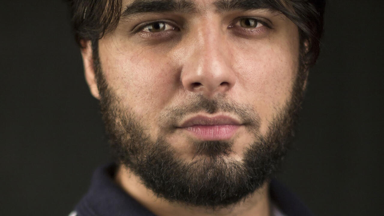 Journalist dedicates award to colleagues in Kashmir