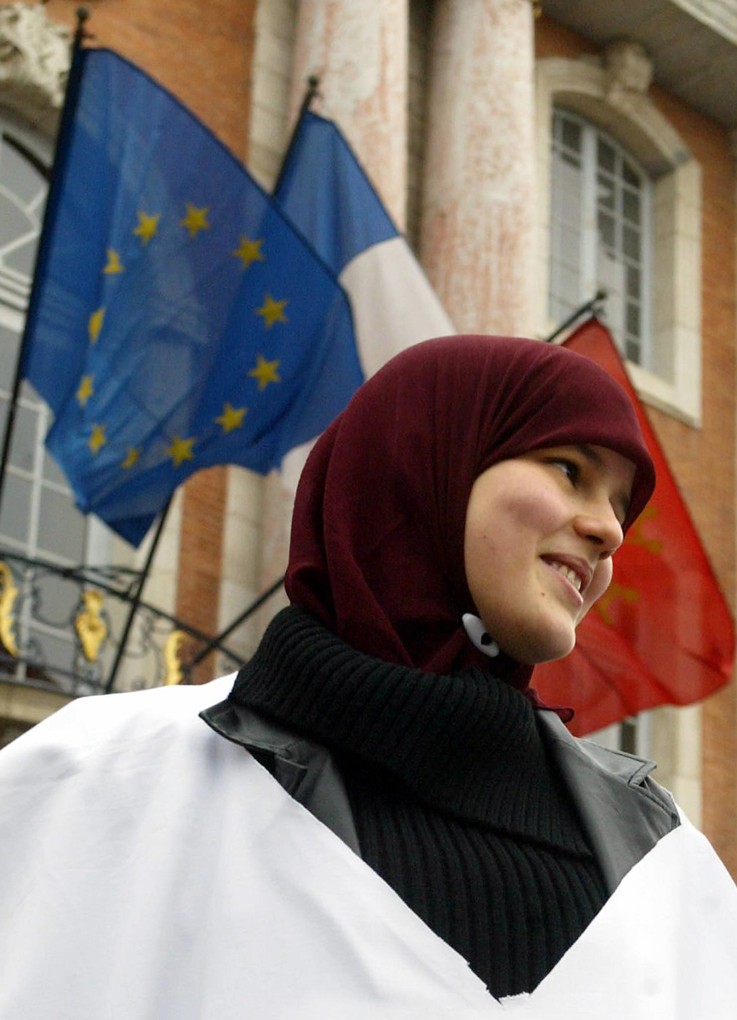 Le port du voile à la sortie des écoles françaises - Reportage France