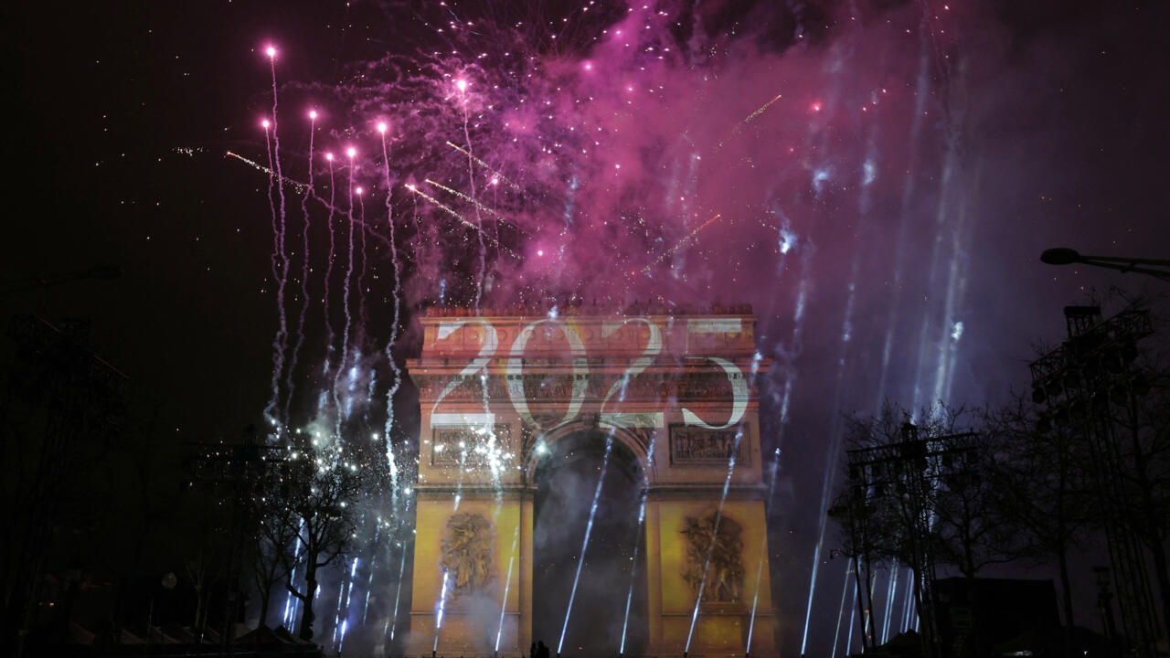 Pour souhaiter la bienvenue à 2025, un florilège de feux d'artifice à travers le monde