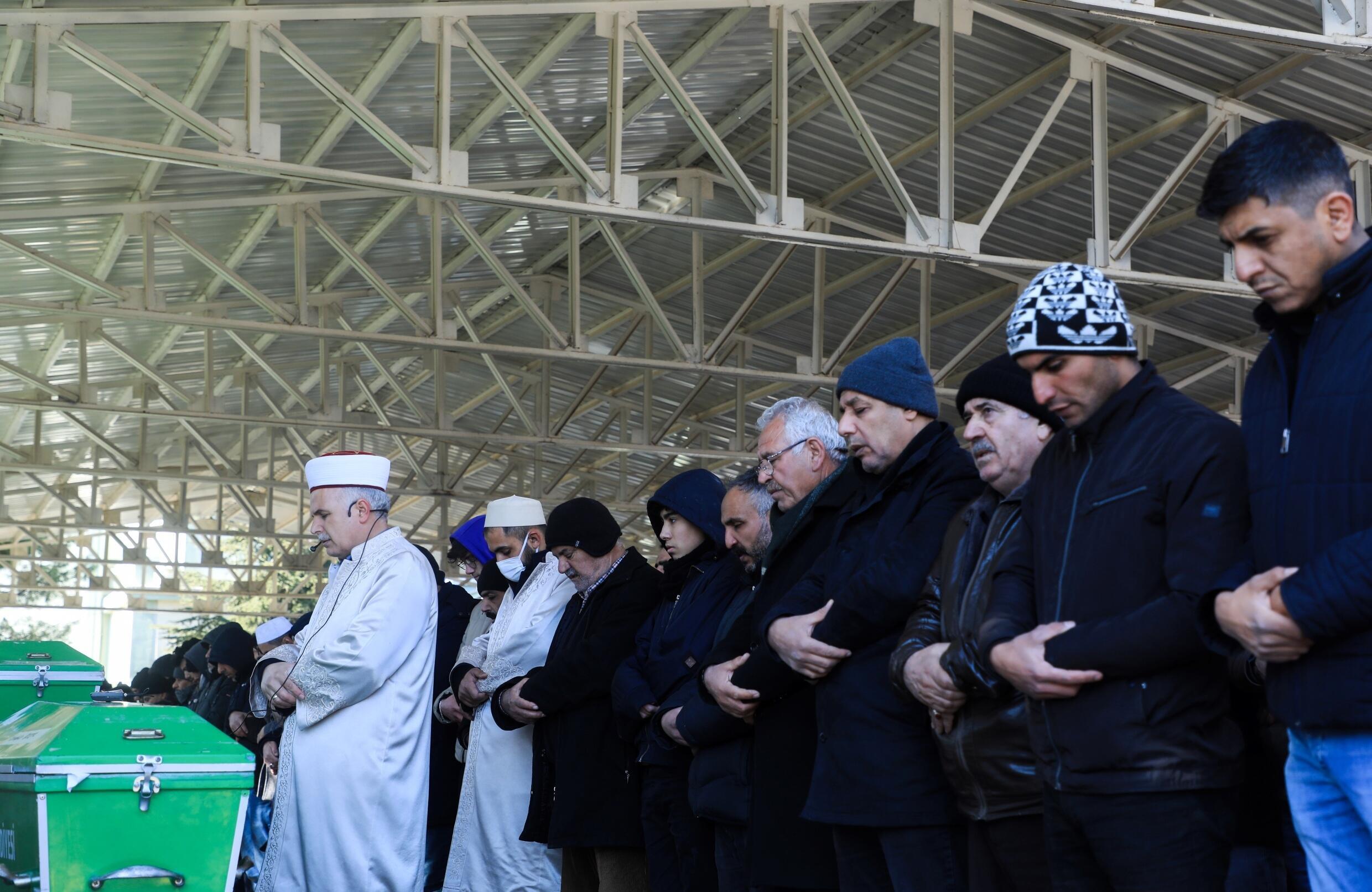 Ten at a time funerals for Turkey quake victims