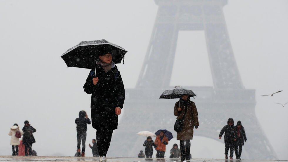 Paris tem primeira tempestade de neve do ano