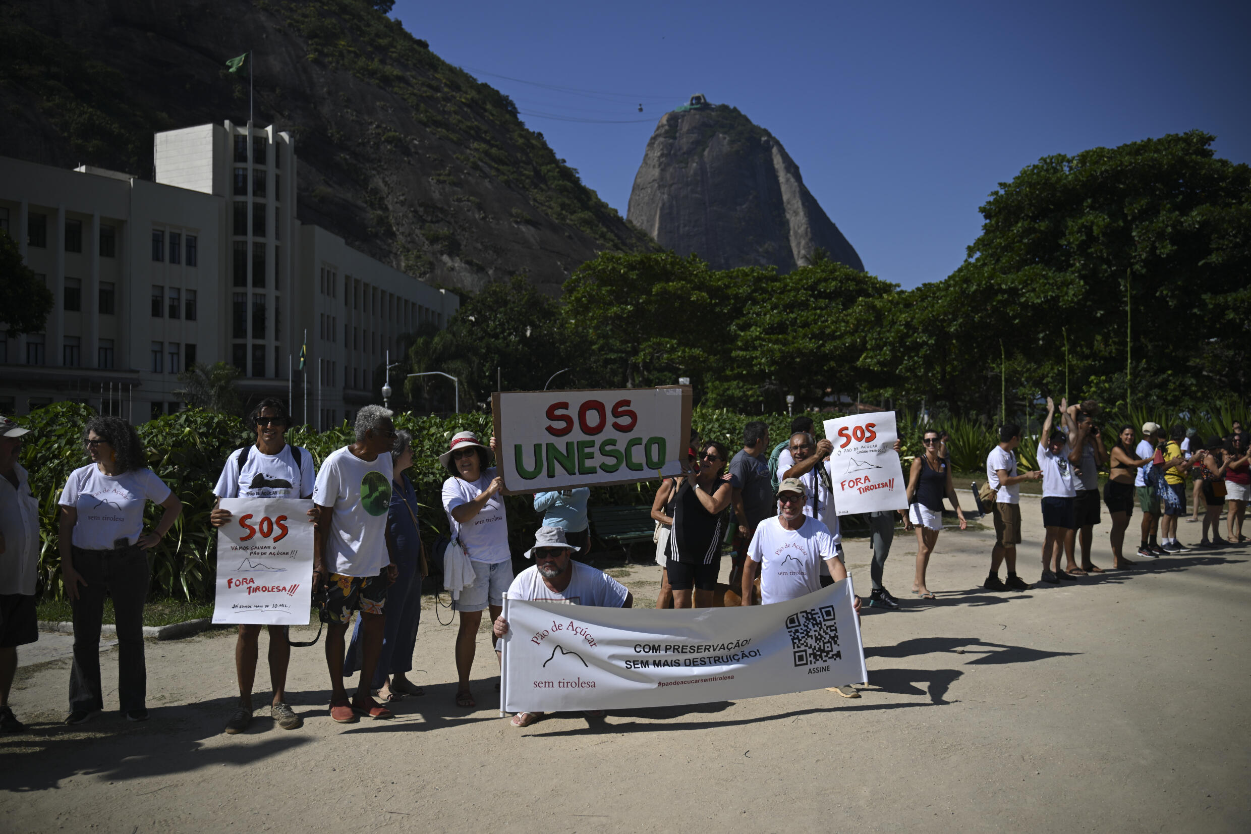 Zip line row erupts at Rio's iconic Sugarloaf Mountain