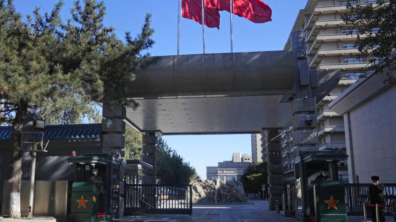 China: PCC adota resolução que reforça poder de Xi Jinping antes do ...