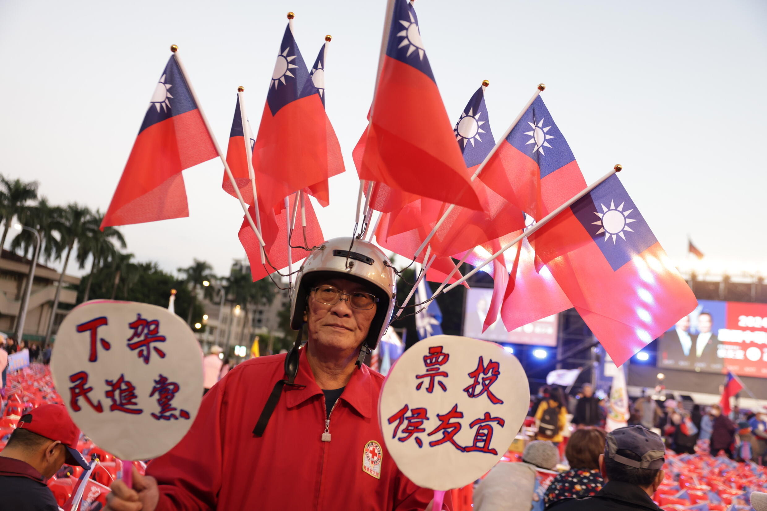 Taiwan parties mass for rallies on eve of pivotal vote