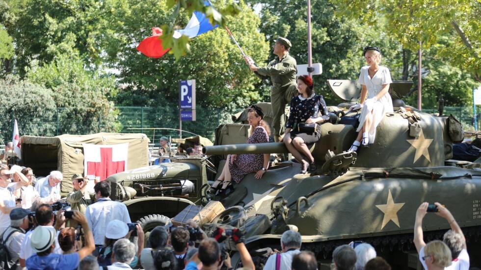 Thousands turn out to mark 75th Paris liberation anniversary