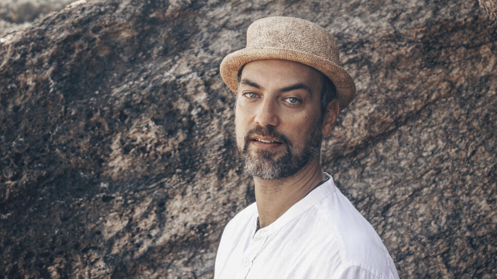 «Onda»: un disque très solaire du chanteur brésilien João Selva - Le ...