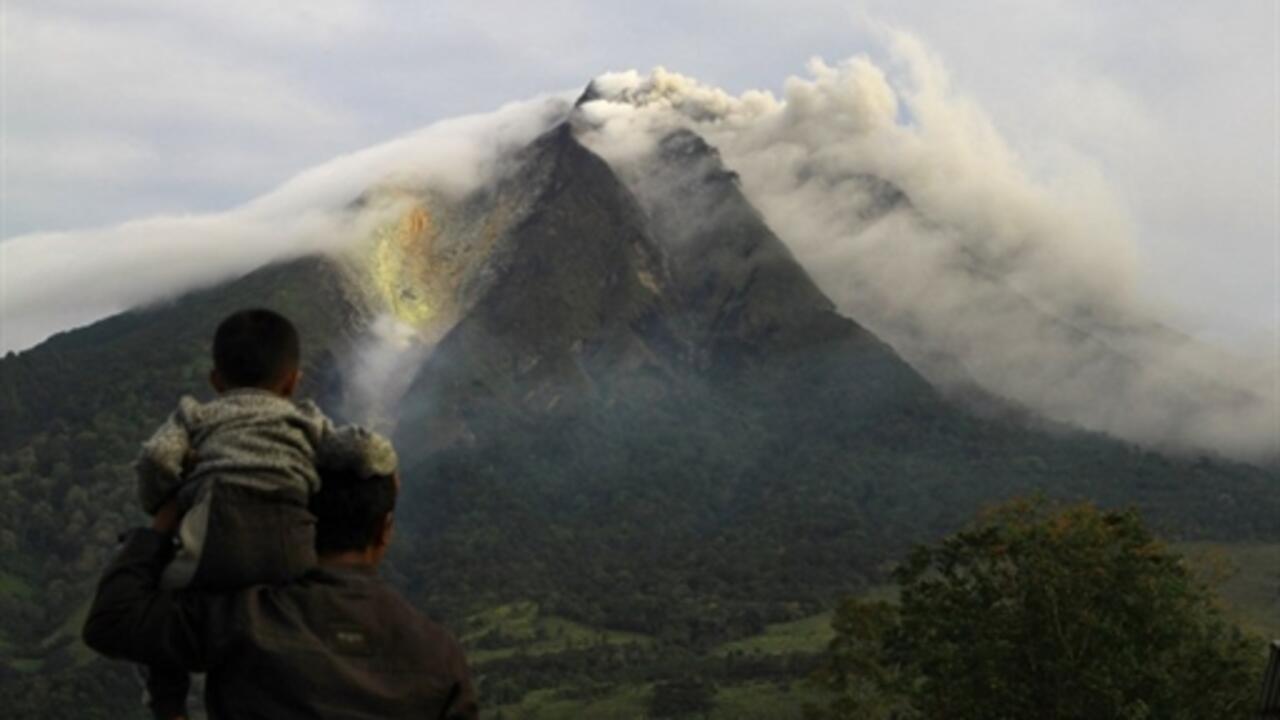 Thousands flee as Sumatra volcano erupts