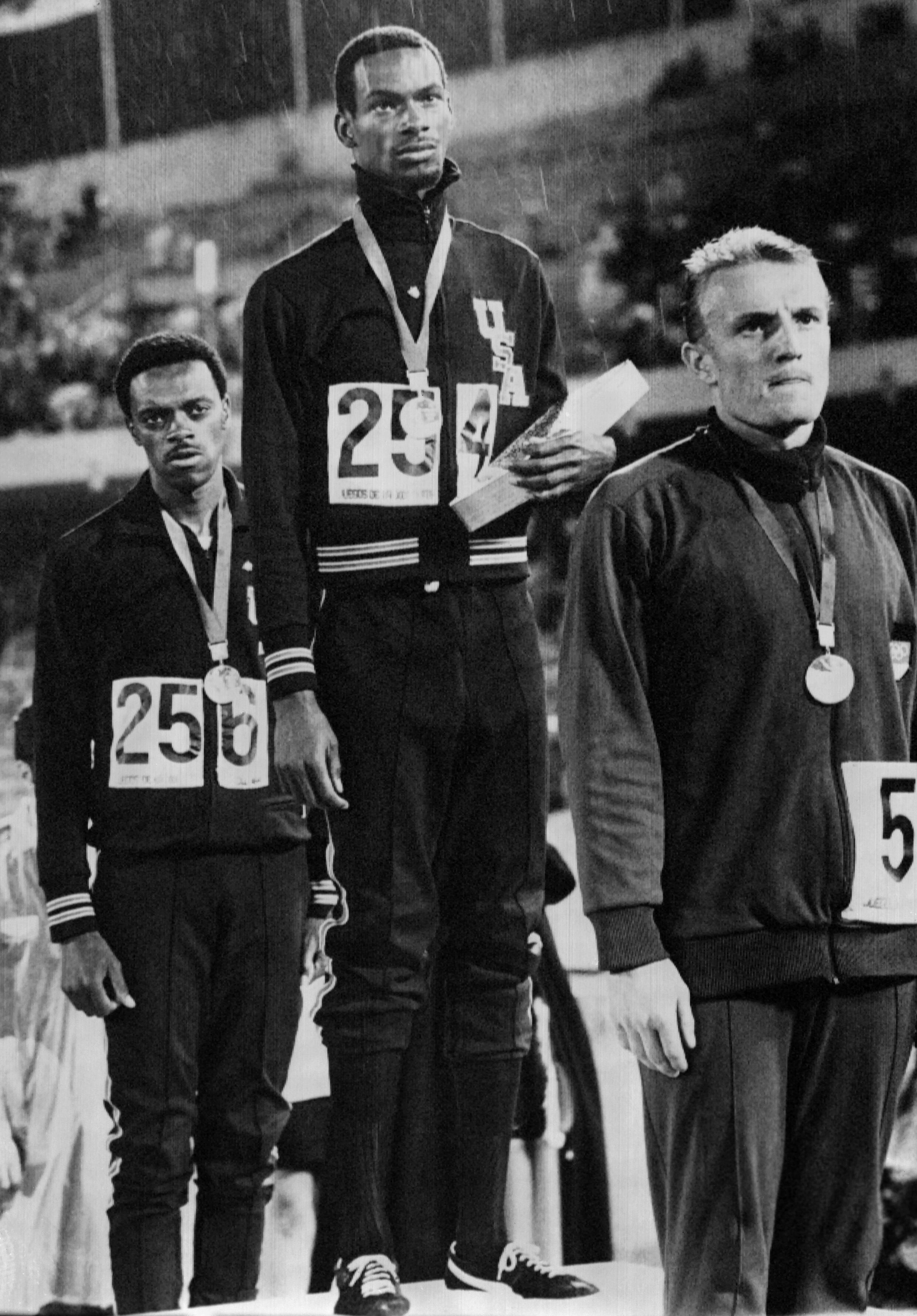 Le saut du siècle: Bob Beamon met sa médaille d'or des JO de 1968 aux ...