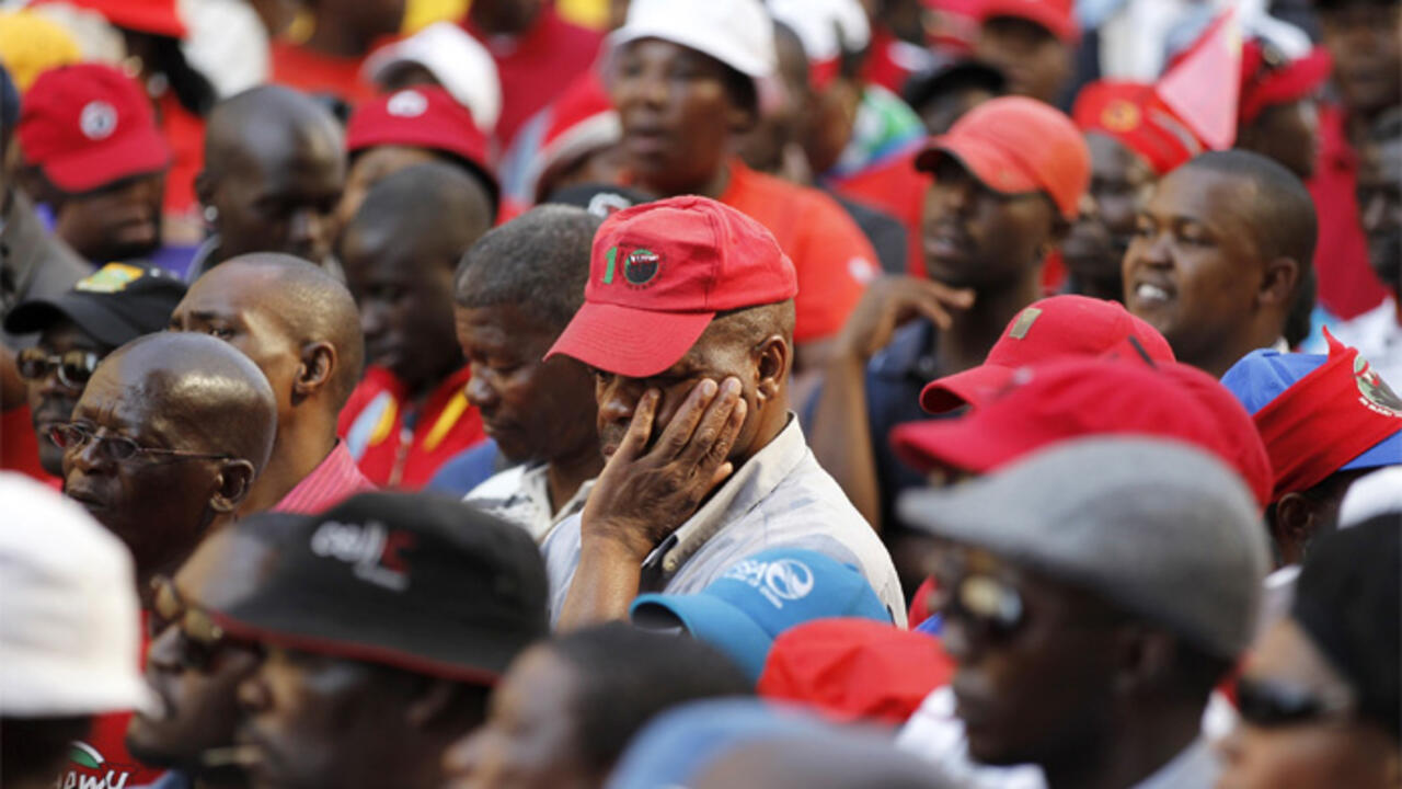 South African public workers suspend strike‎