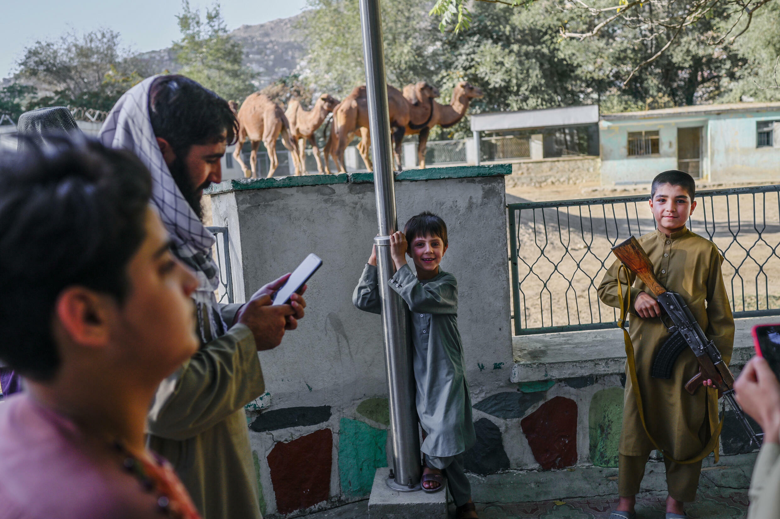 Gun-toting Taliban mingle with families and kids at Kabul Zoo - RFI