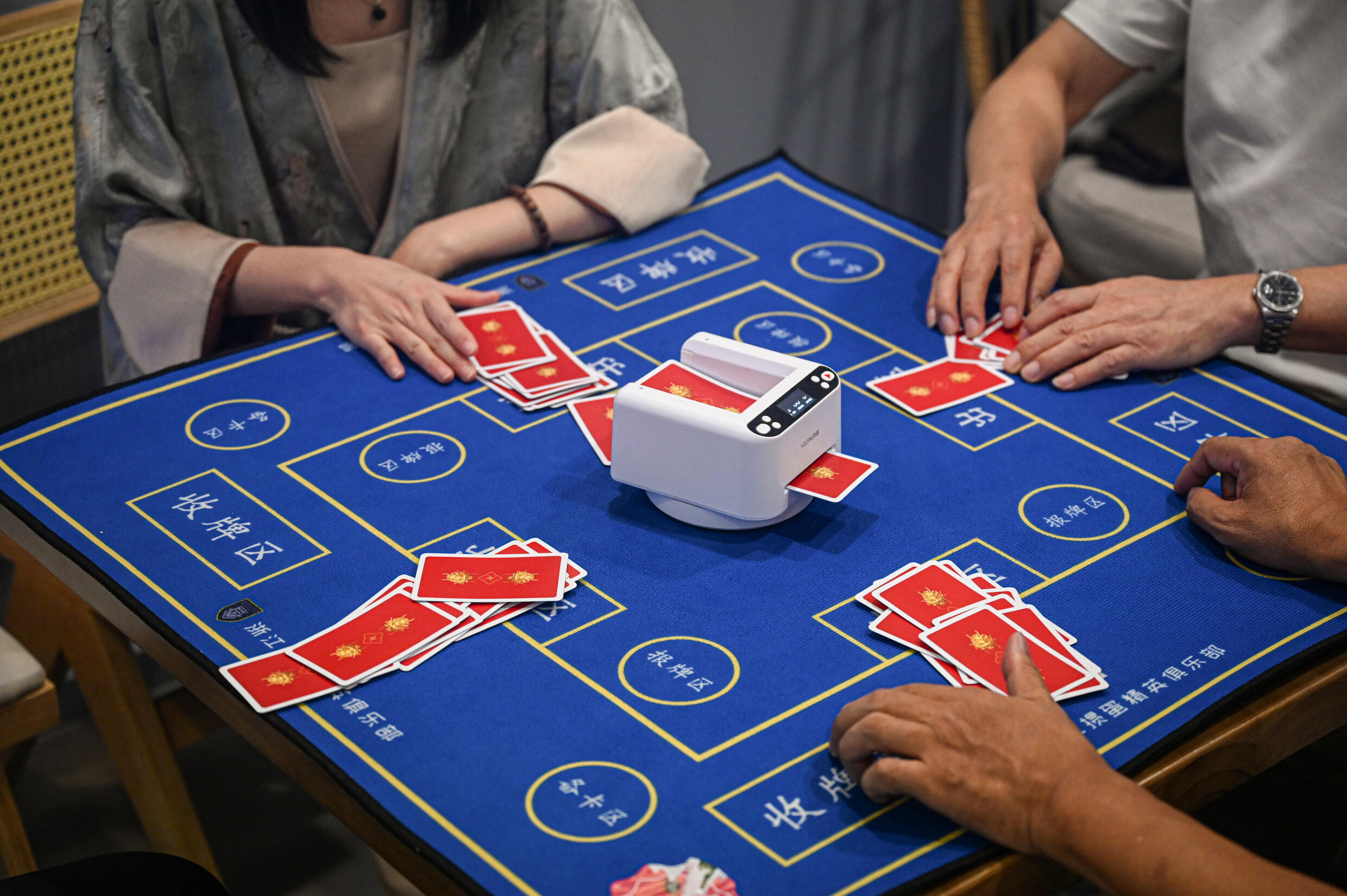 China's 'throwing eggs' card game wins fans and official censure