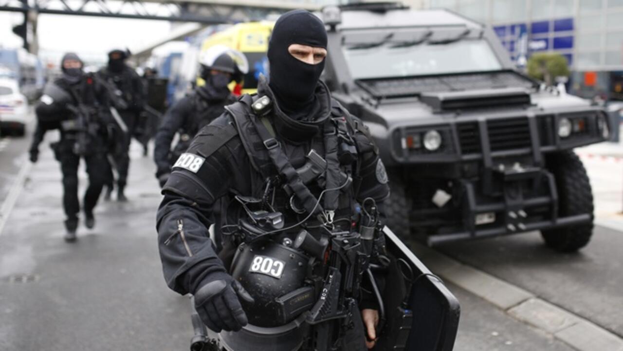 何人在巴黎奧利機場搶槍時被擊斃？