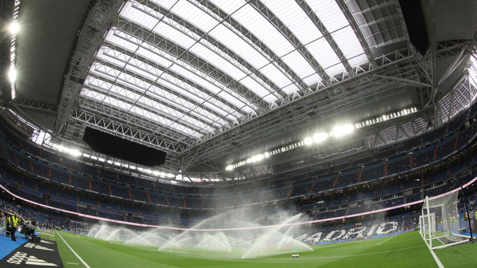 'Spectacular atmosphere' as Real Madrid close new Bernabeu roof for ...