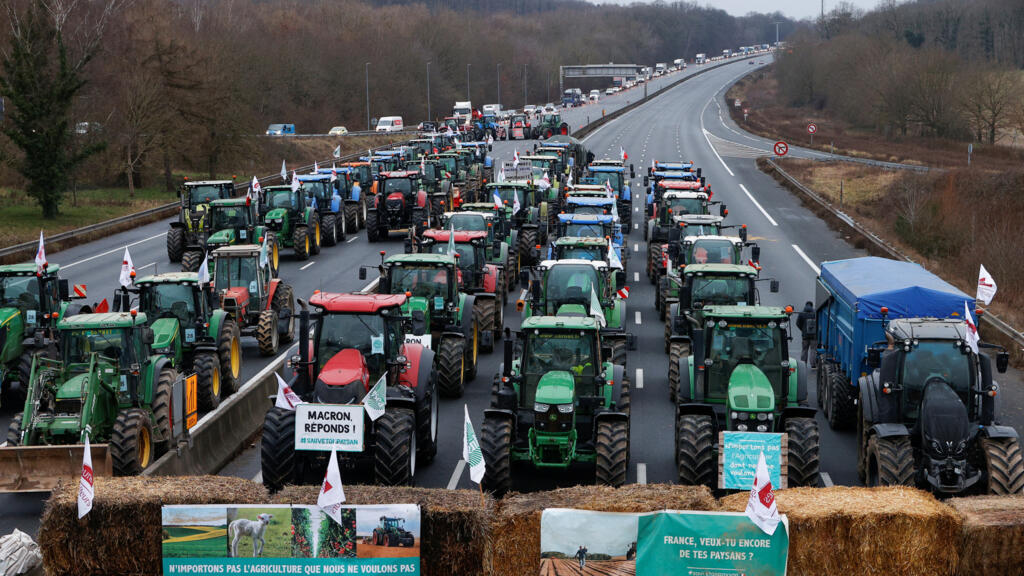 French farmers block motorways to Paris [in pictures] - RFI