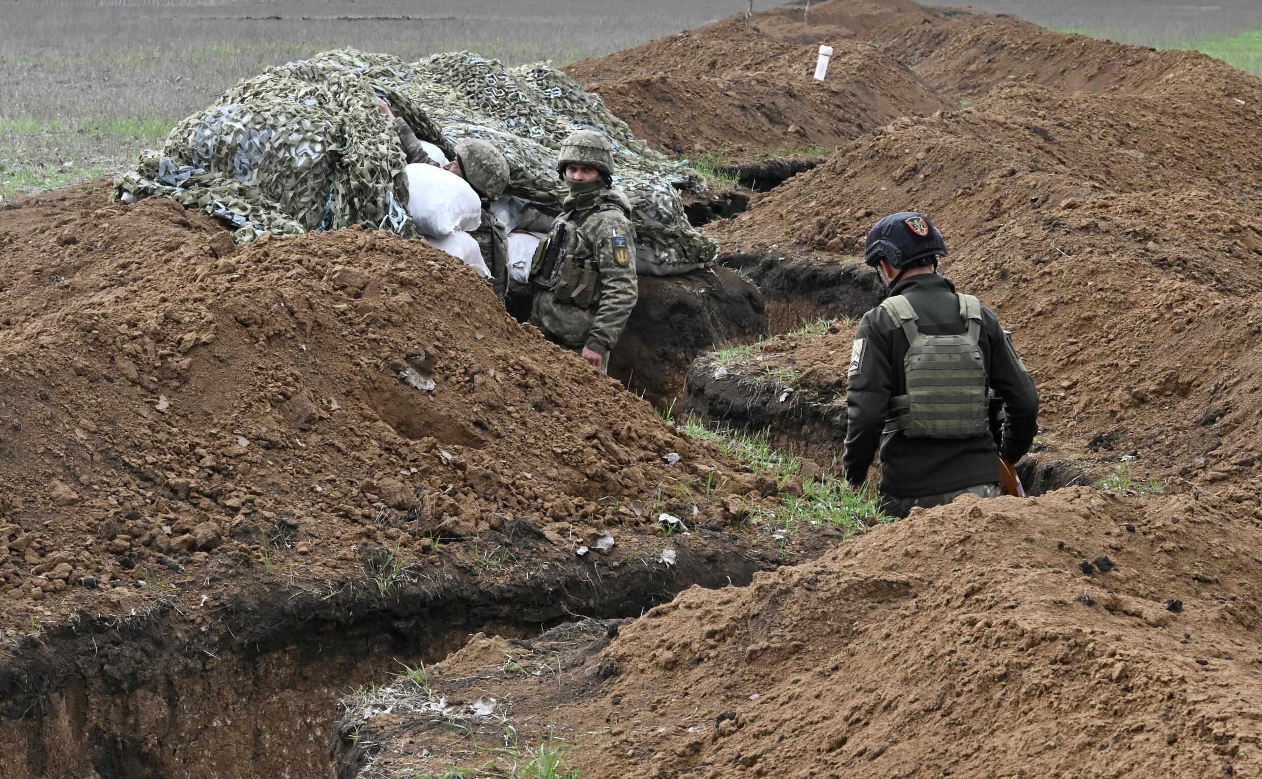 Ukrainian soldiers dig trenches in case of retreat from Bakhmut