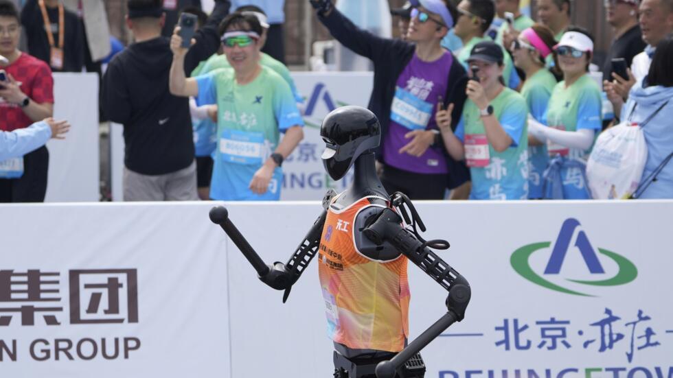 En Chine, des robots humanoïdes ont couru le semi-marathon aux côtés d ...