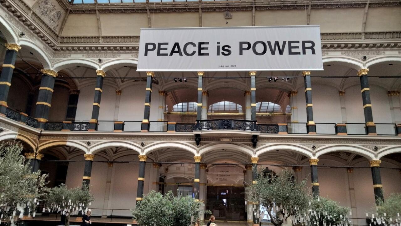 „Pacea este putere”. Expoziţia Yoko Ono la Berlin