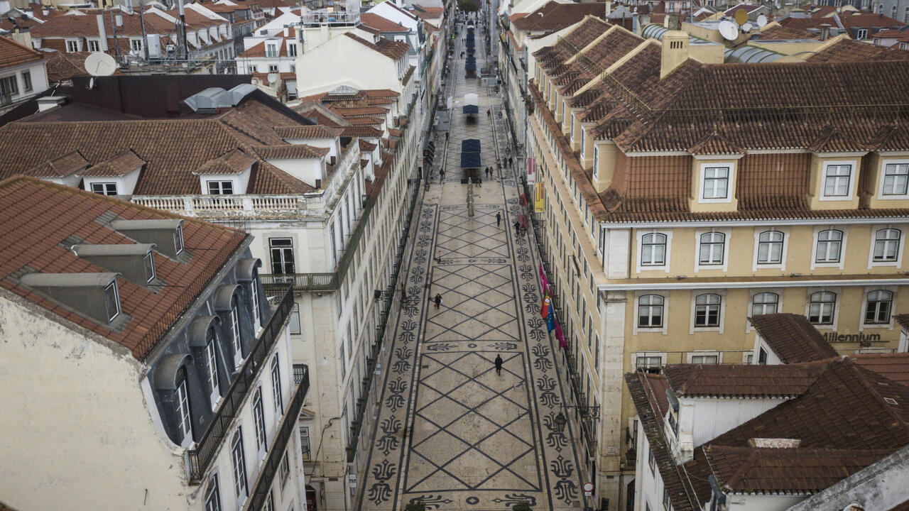 Portugal braves lockdown to vote in presidential poll