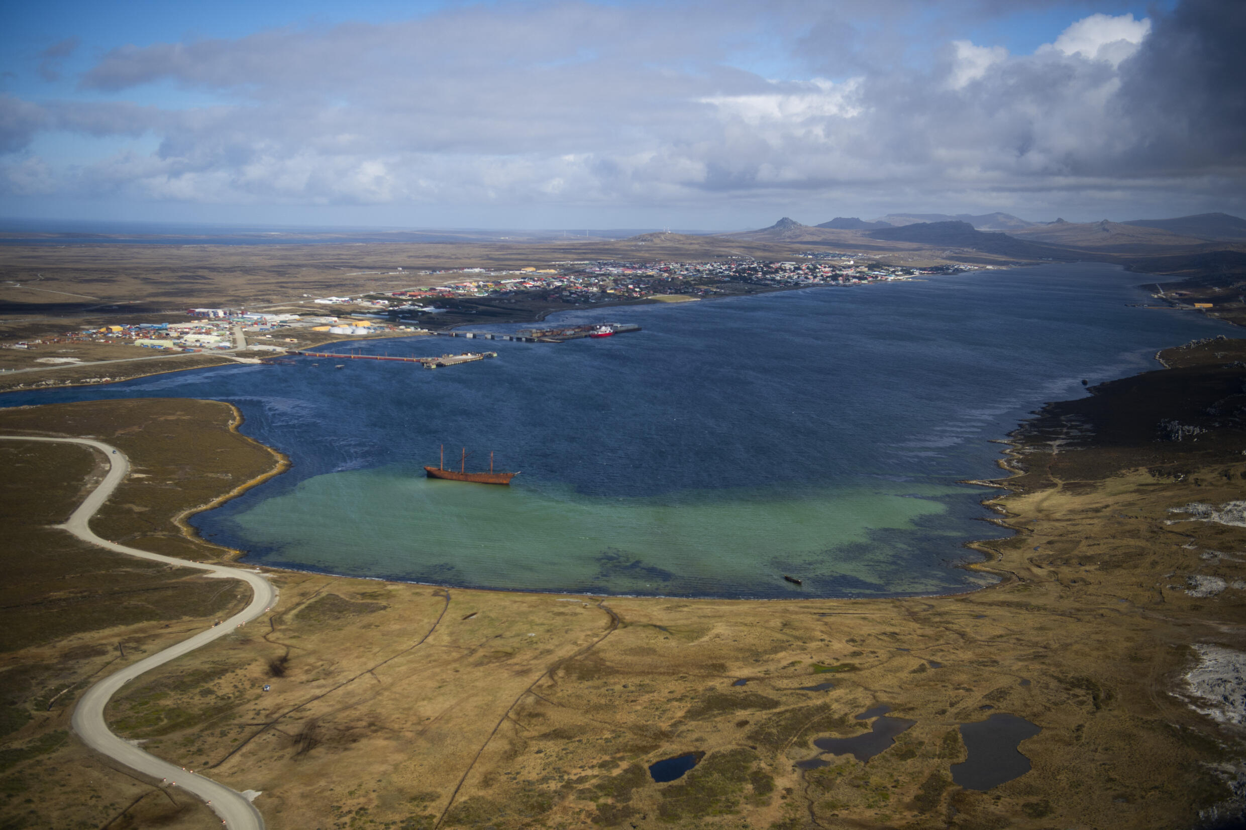 Falkland islanders, UK veterans look back and to the future