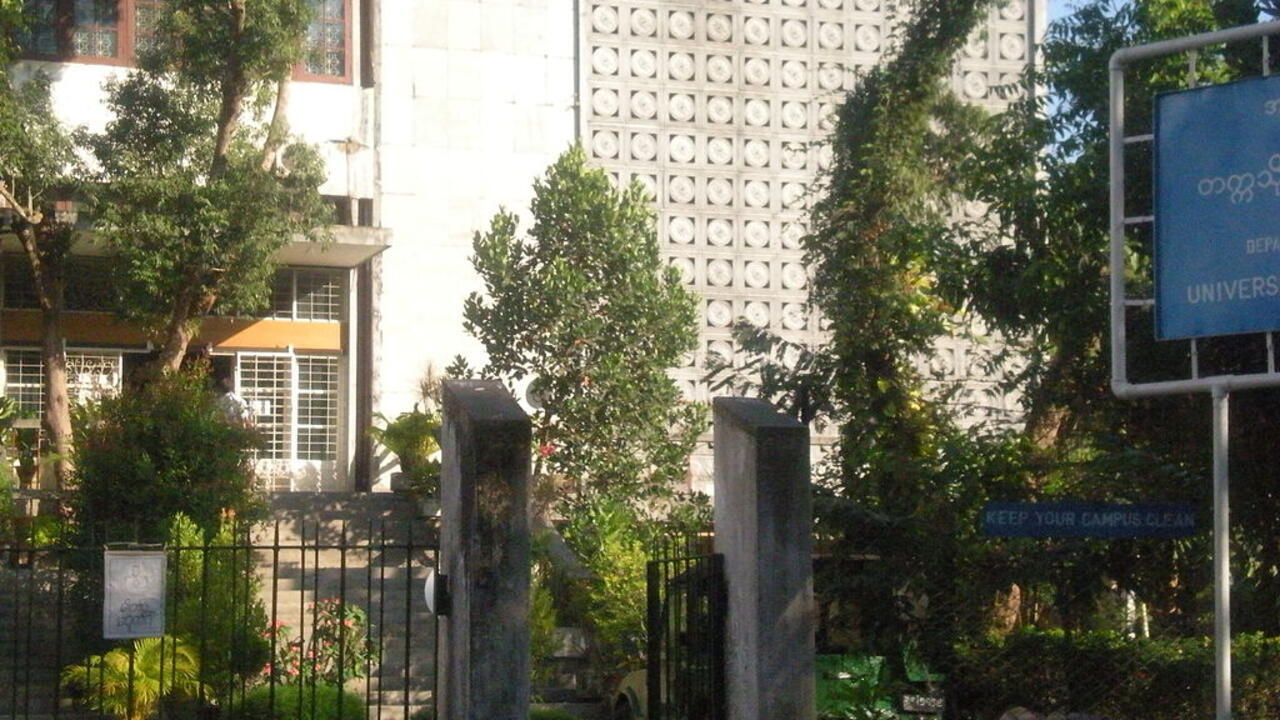 Les étudiants de l'université de Rangoon passent leur premier examen ...