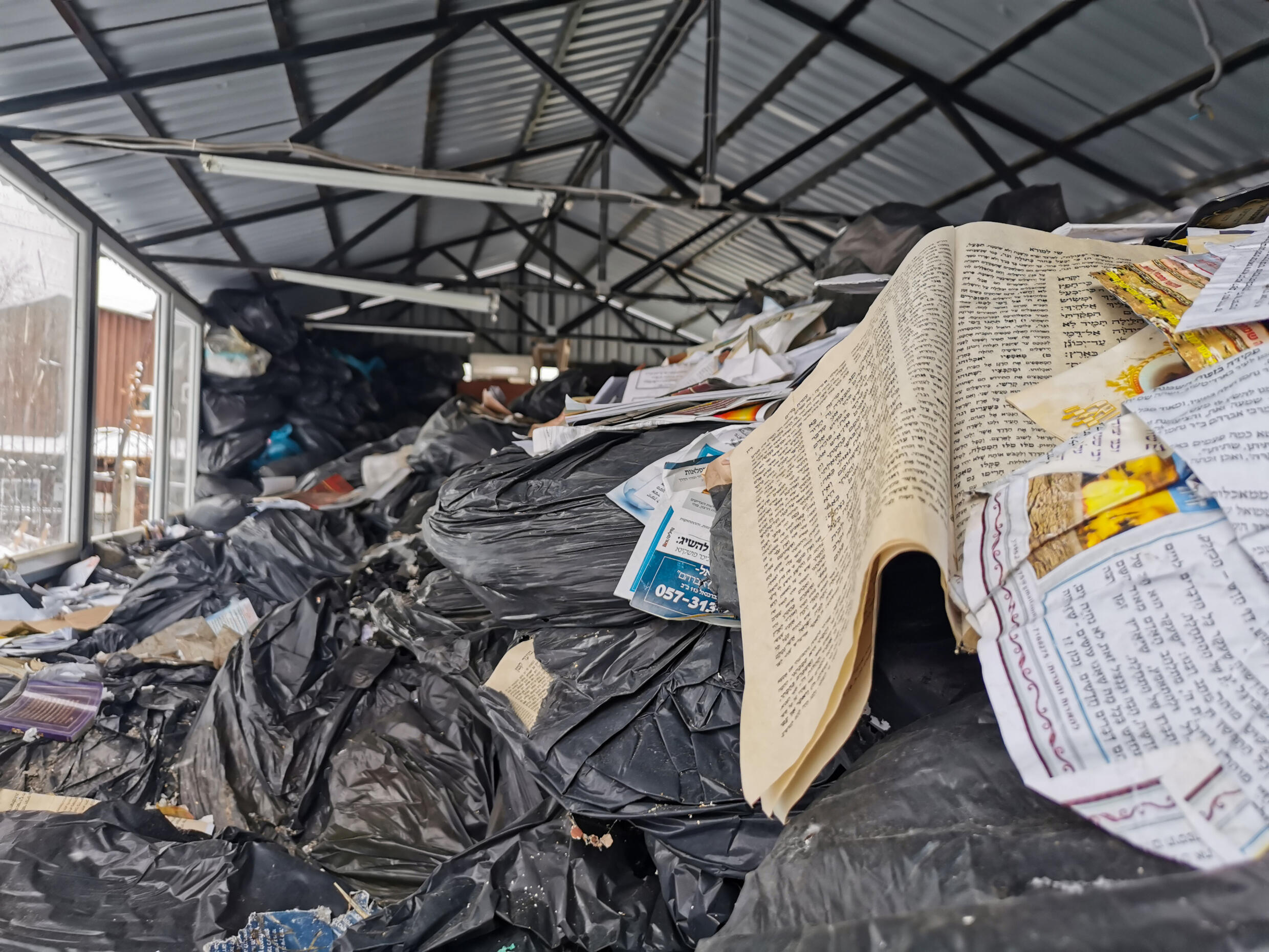 Devout Jews in Ukraine stay to pray and await 'apocalypse'