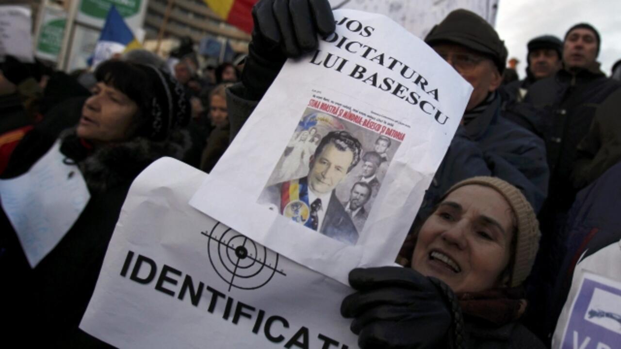 Hooligans se infiltram em protesto contra presidente da Romênia