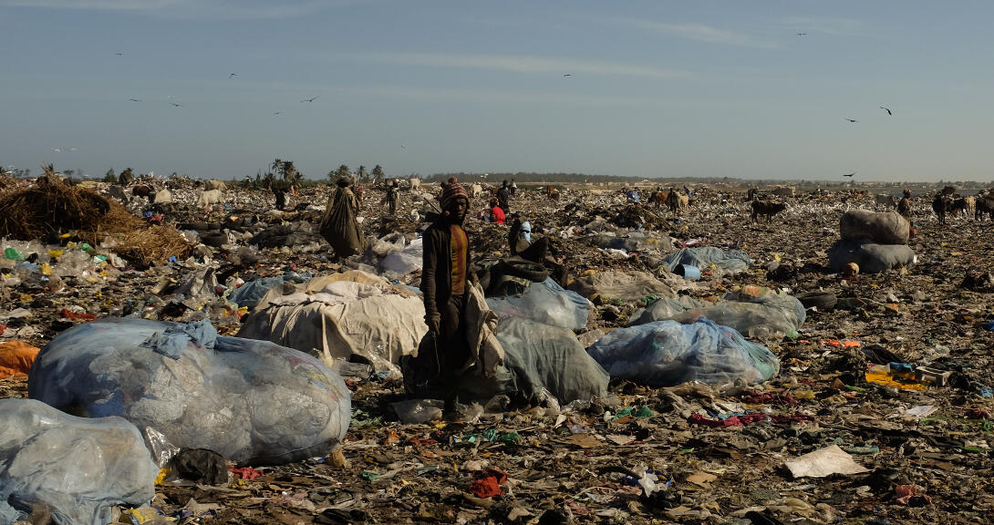 1. La gestion des déchets en Afrique: Mbeubeus, l’empire des déchets ...