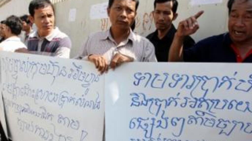 អតីតបុគ្គលិកក្រុមហ៊ុន Mfone ដែល មិនទាន់ បាន សំណង ប្រមូលផ្តុំគ្នា ...