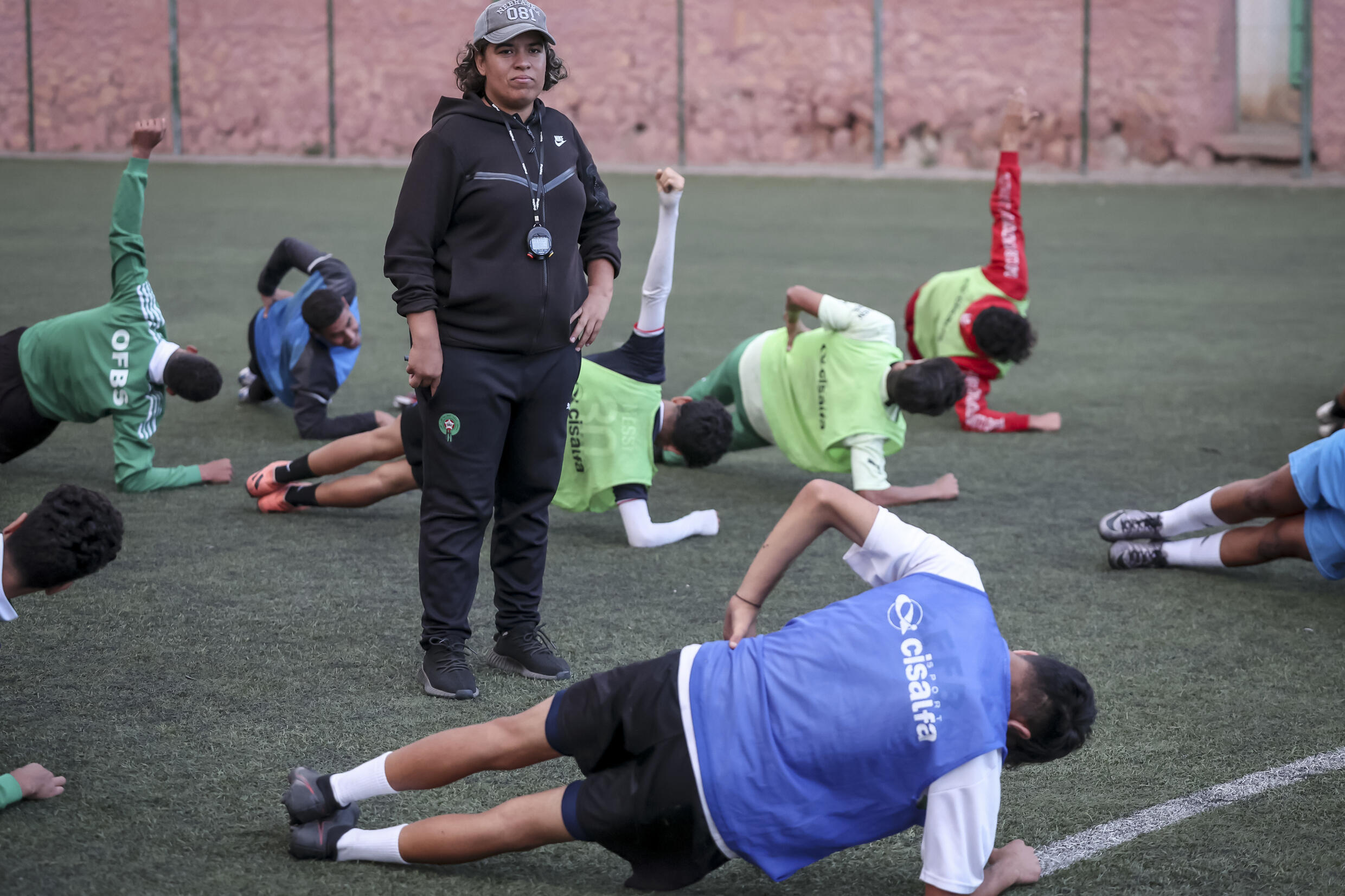 Cómo la pionera Hasna Doumi salvó a un equipo masculino en Marruecos