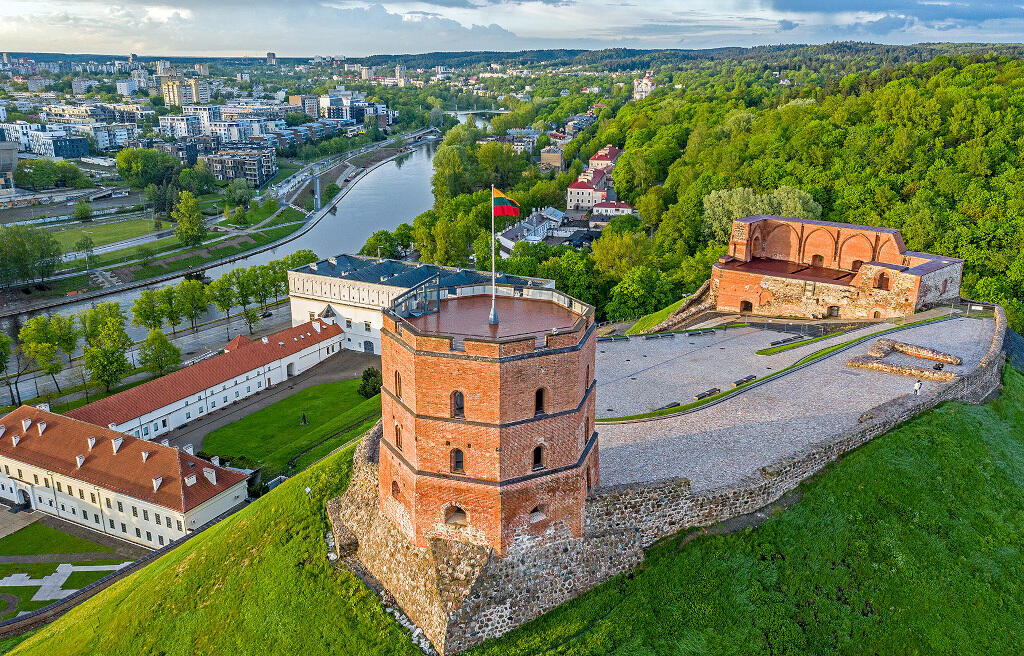 Lituanie: Vilnius, qui attire toujours plus de nouveaux habitants, fête ...