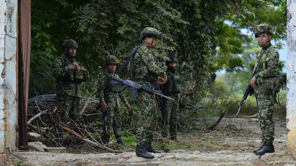 Pobladores liberan a los 18 militares que tenían retenidos en un ...
