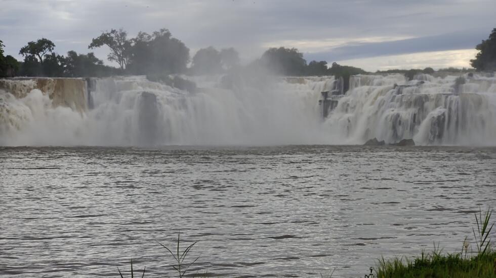 À la découverte des chutes de Kiubo, l’un des plus beaux sites ...