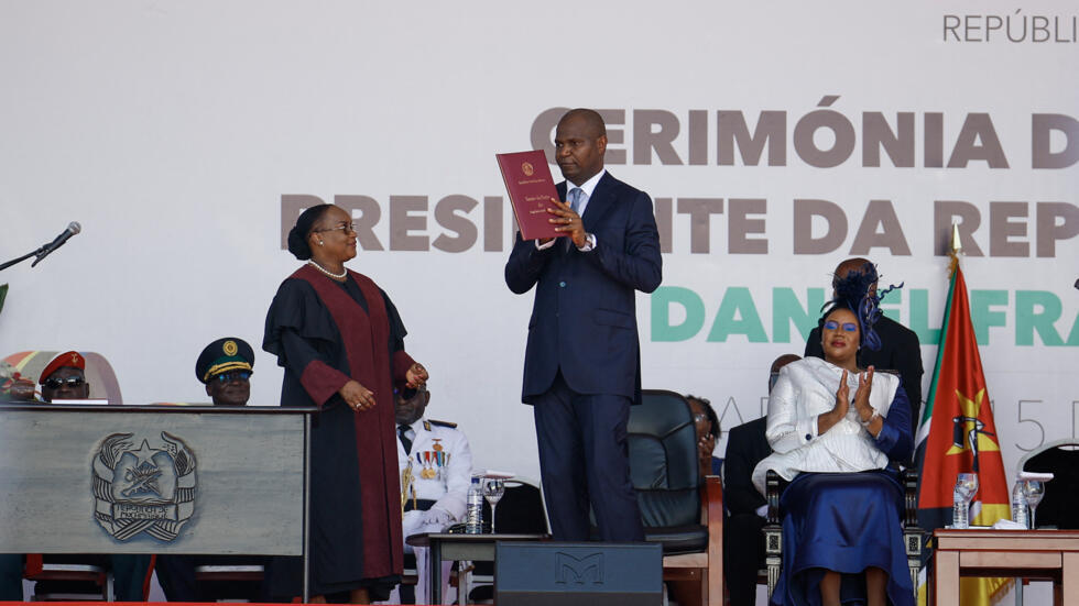Mozambique: Daniel Chapo investi président à Maputo sous haute tension